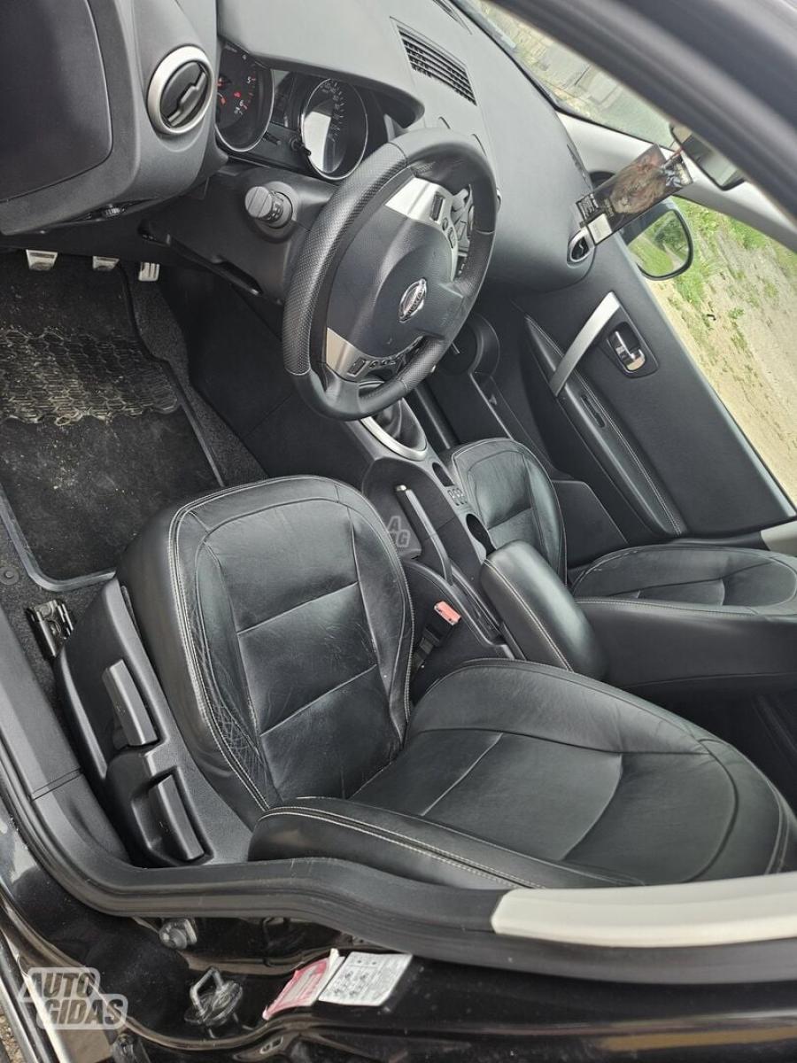 Black Nissan Qashqai 2013 in Alytus, with an engine capacity of 1.50 L and mileage of 146 thousand km for 5200 €, photo 11 on AUTOMOTO.COM.LV