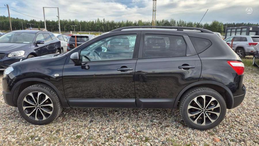 Black Nissan Qashqai 2013 in Vilnius, with an engine capacity of 1.46 L and mileage of 280 thousand km for 5500 €, photo 9 on AUTOMOTO.COM.LV