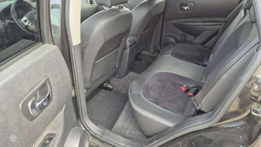 Black Nissan Qashqai 2013 in Vilnius, with an engine capacity of 1.46 L and mileage of 280 thousand km for 5500 €, photo 12 on AUTOMOTO.COM.LV