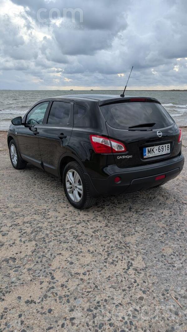 Black Nissan Qashqai 2013 in Saldus, with an engine capacity of 1.60 L and mileage of 165 thousand km for 5500 €, photo 4 on AUTOMOTO.COM.LV