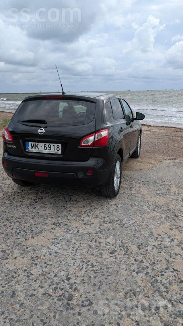 Black Nissan Qashqai 2013 in Saldus, with an engine capacity of 1.60 L and mileage of 165 thousand km for 5500 €, photo 5 on AUTOMOTO.COM.LV