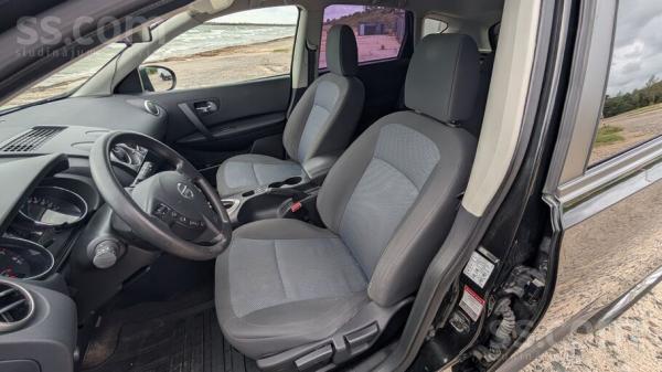 Black Nissan Qashqai 2013 in Saldus, with an engine capacity of 1.60 L and mileage of 165 thousand km for 5500 €, photo 6 on AUTOMOTO.COM.LV