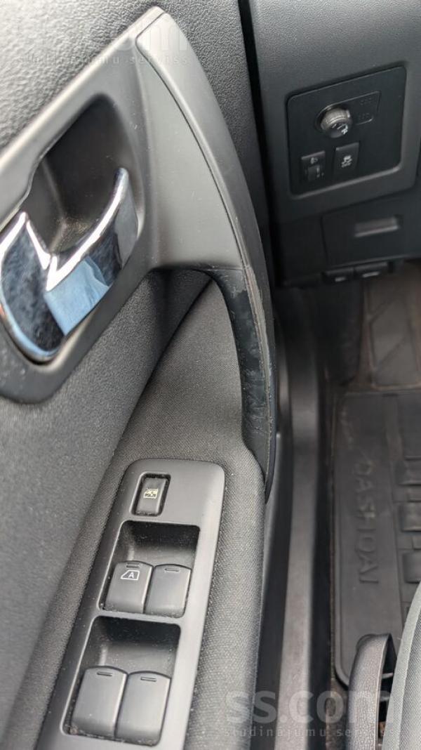 Black Nissan Qashqai 2013 in Saldus, with an engine capacity of 1.60 L and mileage of 165 thousand km for 5500 €, photo 8 on AUTOMOTO.COM.LV