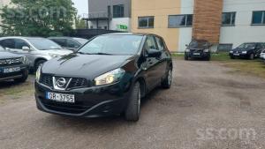 Black Nissan Qashqai 2013 in Daugavpils, with an engine capacity of 1.60 L and mileage of 0 thousand km for 7100 €, photo  on AUTOMOTO.COM.LV