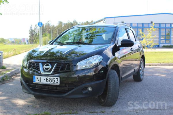 Black Nissan Qashqai 2014 in Jelgava, with an engine capacity of 1.60 L and mileage of 306 thousand km for 5195 €, photo 1 on AUTOMOTO.COM.LV