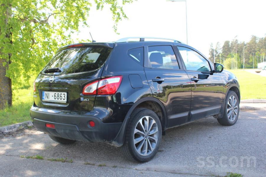 Black Nissan Qashqai 2014 in Jelgava, with an engine capacity of 1.60 L and mileage of 306 thousand km for 5195 €, photo 3 on AUTOMOTO.COM.LV