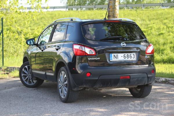Black Nissan Qashqai 2014 in Jelgava, with an engine capacity of 1.60 L and mileage of 306 thousand km for 5195 €, photo 4 on AUTOMOTO.COM.LV