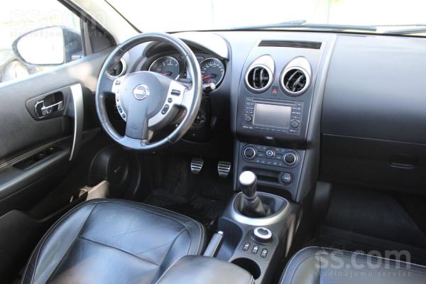 Black Nissan Qashqai 2014 in Jelgava, with an engine capacity of 1.60 L and mileage of 306 thousand km for 5195 €, photo 6 on AUTOMOTO.COM.LV