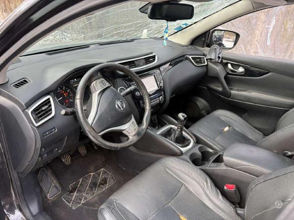 Black Nissan Qashqai 2014 in Vilnius, with an engine capacity of 1.20 L and mileage of 170 thousand km for 3650 €, photo 7 on AUTOMOTO.COM.LV