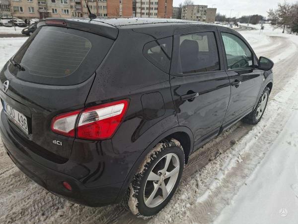 Black Nissan Qashqai 2014 in Utena, with an engine capacity of 2.00 L and mileage of 176 thousand km for 9000 €, photo 6 on AUTOMOTO.COM.LV