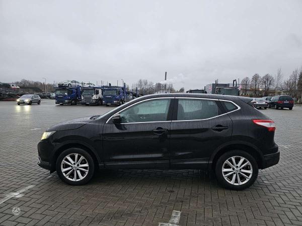 Black Nissan Qashqai 2014 in Taurage, with an engine capacity of 1.60 L and mileage of 265 thousand km for 8000 €, photo 3 on AUTOMOTO.COM.LV