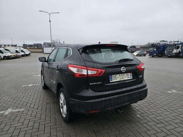 Black Nissan Qashqai 2014 in Taurage, with an engine capacity of 1.60 L and mileage of 265 thousand km for 8000 €, photo 7 on AUTOMOTO.COM.LV