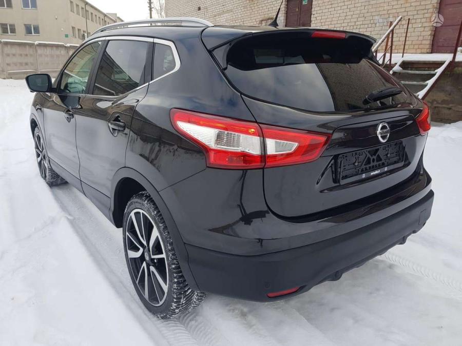 Black Nissan Qashqai 2014 in Siauliai, with an engine capacity of 1.60 L and mileage of 207 thousand km for 8200 €, photo 5 on AUTOMOTO.COM.LV