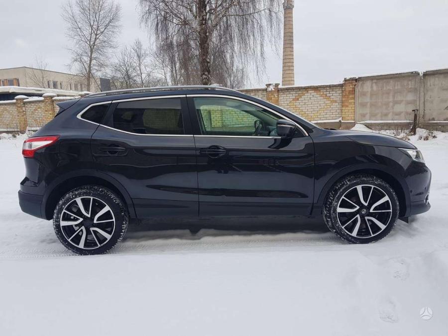 Black Nissan Qashqai 2014 in Siauliai, with an engine capacity of 1.60 L and mileage of 207 thousand km for 8200 €, photo 7 on AUTOMOTO.COM.LV