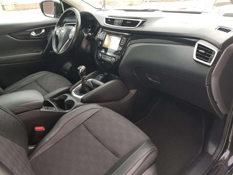 Black Nissan Qashqai 2014 in Siauliai, with an engine capacity of 1.60 L and mileage of 207 thousand km for 8200 €, photo 9 on AUTOMOTO.COM.LV