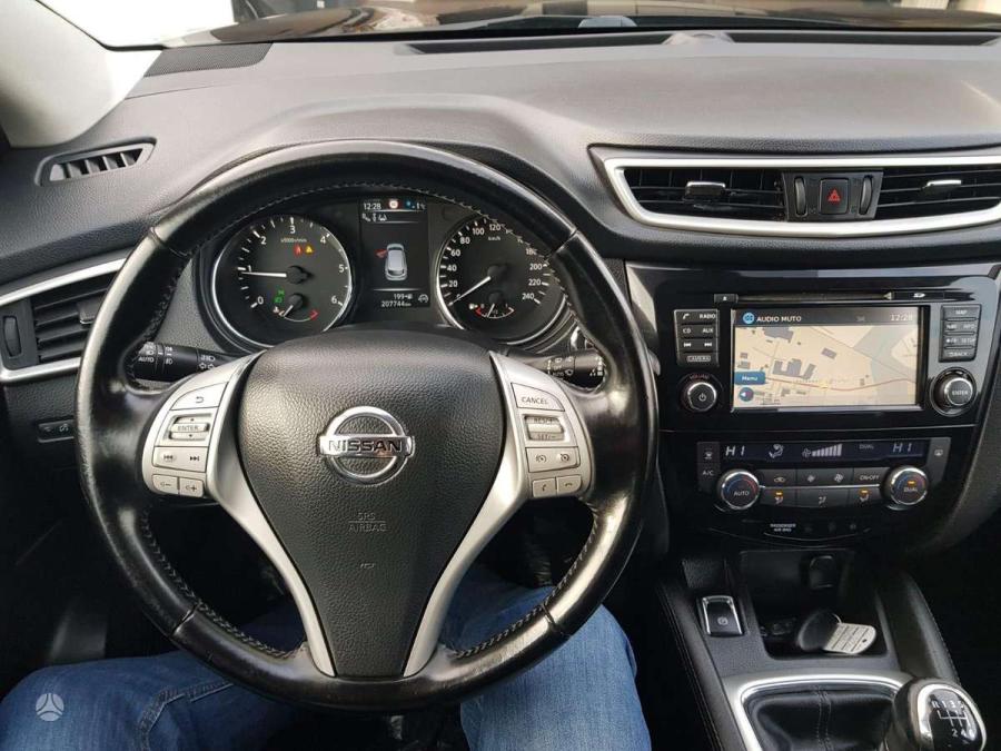 Black Nissan Qashqai 2014 in Siauliai, with an engine capacity of 1.60 L and mileage of 207 thousand km for 8200 €, photo 22 on AUTOMOTO.COM.LV