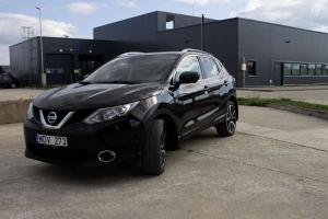 Black Nissan Qashqai 2014 in Siauliai, with an engine capacity of 1.60 L and mileage of 320 thousand km for 7850 €, photo 3 on AUTOMOTO.COM.LV