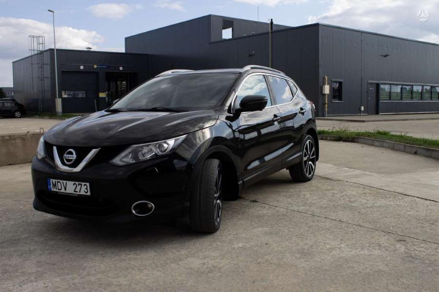 Black Nissan Qashqai 2014 in Siauliai, with an engine capacity of 1.60 L and mileage of 320 thousand km for 7850 €, photo 3 on AUTOMOTO.COM.LV