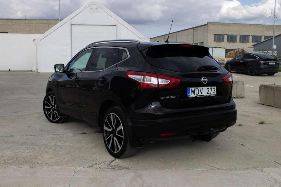 Black Nissan Qashqai 2014 in Siauliai, with an engine capacity of 1.60 L and mileage of 320 thousand km for 7850 €, photo 4 on AUTOMOTO.COM.LV