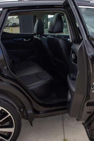 Black Nissan Qashqai 2014 in Siauliai, with an engine capacity of 1.60 L and mileage of 320 thousand km for 7850 €, photo 8 on AUTOMOTO.COM.LV