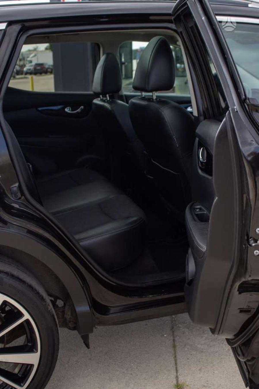 Black Nissan Qashqai 2014 in Siauliai, with an engine capacity of 1.60 L and mileage of 320 thousand km for 7850 €, photo 8 on AUTOMOTO.COM.LV