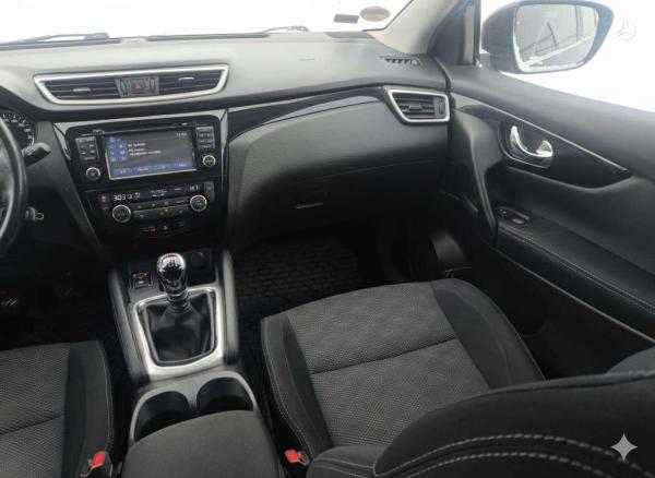 Black Nissan Qashqai 2014 in Siauliai, with an engine capacity of 1.60 L and mileage of 130 thousand km for 8500 €, photo 11 on AUTOMOTO.COM.LV