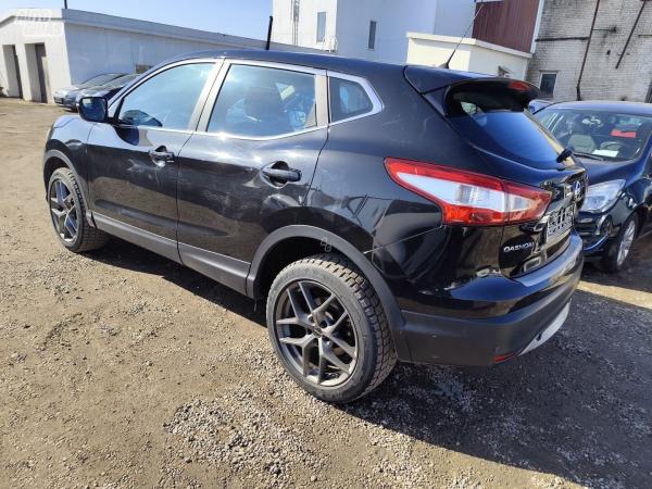 Black Nissan Qashqai 2014 in Utena, with an engine capacity of 1.60 L and mileage of 241 thousand km for 8750 €, photo 6 on AUTOMOTO.COM.LV