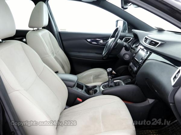 Black Nissan Qashqai 2014 in Tallinn, with an engine capacity of 1.20 L and mileage of 217 thousand km for 2599 €, photo 6 on AUTOMOTO.COM.LV