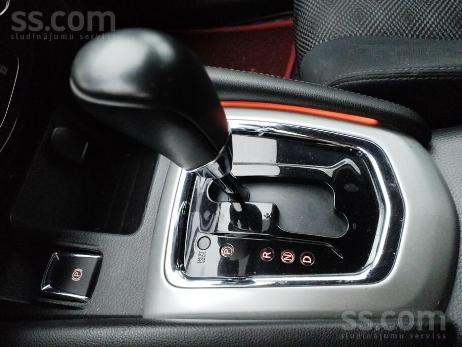 Black Nissan Qashqai 2014 in Riga, with an engine capacity of 1.60 L and mileage of 216 thousand km for 9500 €, photo 4 on AUTOMOTO.COM.LV