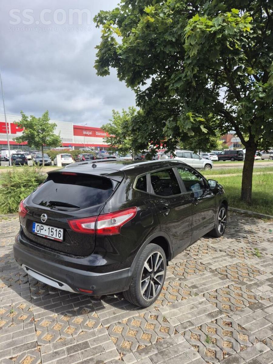 Black Nissan Qashqai 2014 in Riga, with an engine capacity of 1.20 L and mileage of 126 thousand km for 7500 €, photo 4 on AUTOMOTO.COM.LV