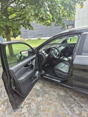 Black Nissan Qashqai 2014 in Riga, with an engine capacity of 1.20 L and mileage of 126 thousand km for 7500 €, photo 13 on AUTOMOTO.COM.LV
