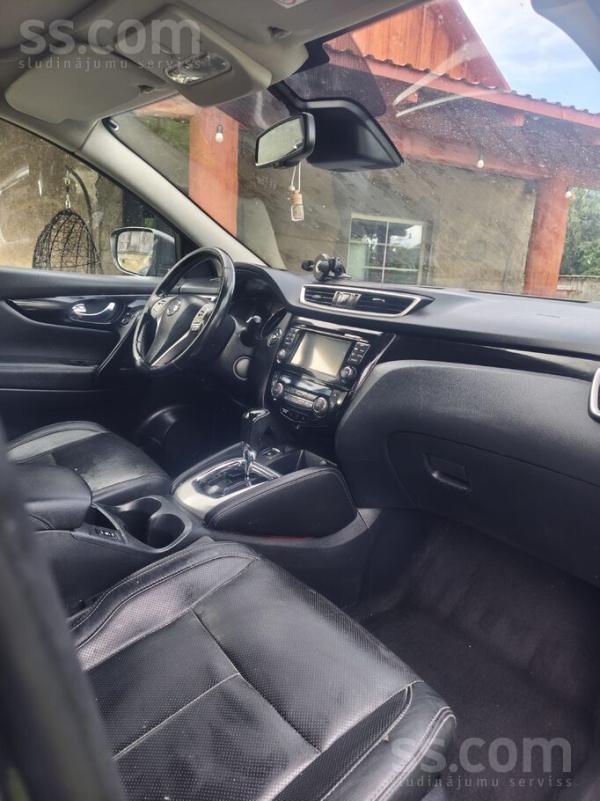 Black Nissan Qashqai 2014 in Jekabpils, with an engine capacity of 1.60 L and mileage of 314 thousand km for 7000 €, photo 4 on AUTOMOTO.COM.LV