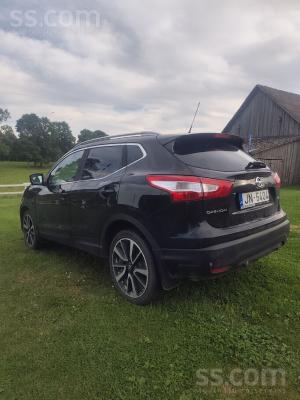 Black Nissan Qashqai 2014 in Jekabpils, with an engine capacity of 1.60 L and mileage of 314 thousand km for 5500 €, photo 4 on AUTOMOTO.COM.LV