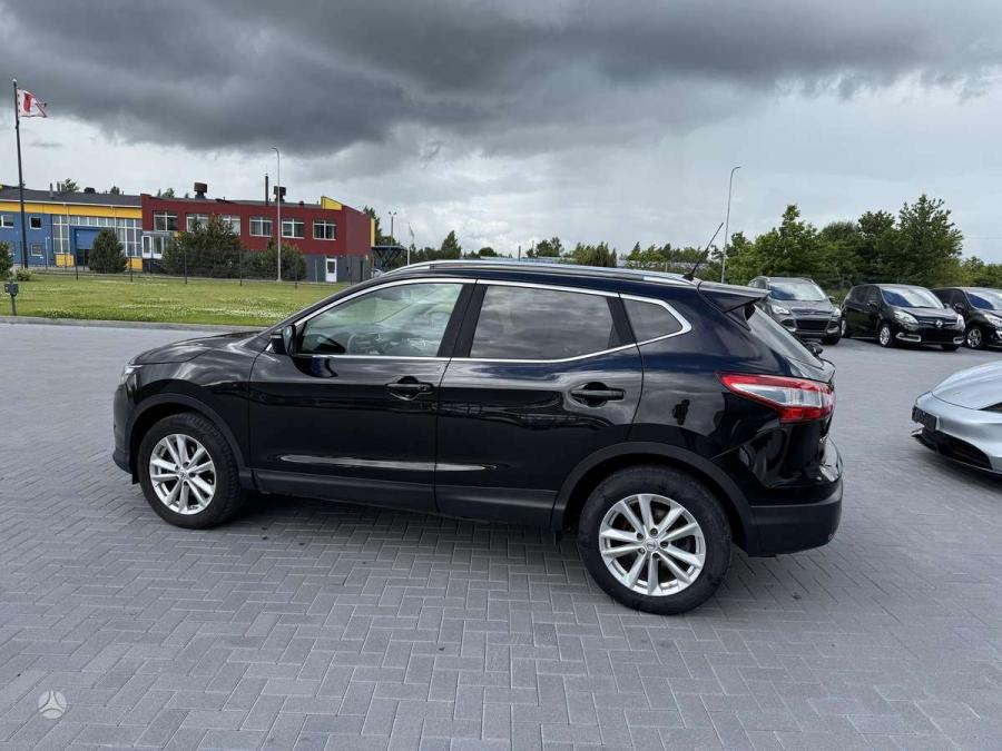 Black Nissan Qashqai 2014 in Telschi, with an engine capacity of 1.20 L and mileage of 242 thousand km for 7499 €, photo 5 on AUTOMOTO.COM.LV