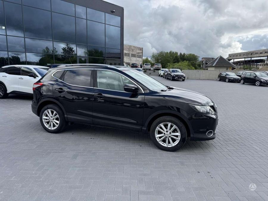 Black Nissan Qashqai 2014 in Telschi, with an engine capacity of 1.20 L and mileage of 242 thousand km for 7499 €, photo 10 on AUTOMOTO.COM.LV