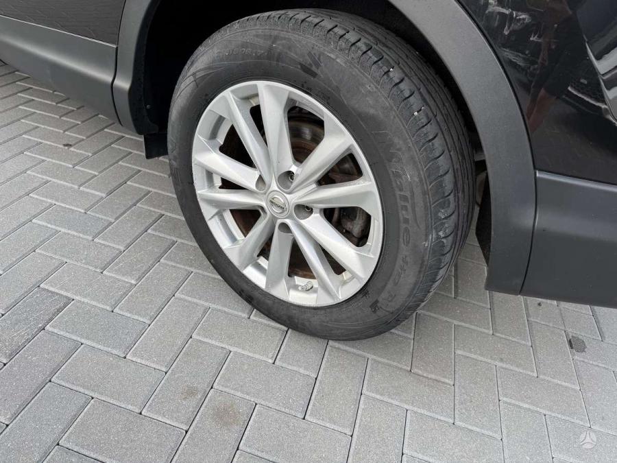 Black Nissan Qashqai 2014 in Telschi, with an engine capacity of 1.20 L and mileage of 242 thousand km for 7499 €, photo 15 on AUTOMOTO.COM.LV