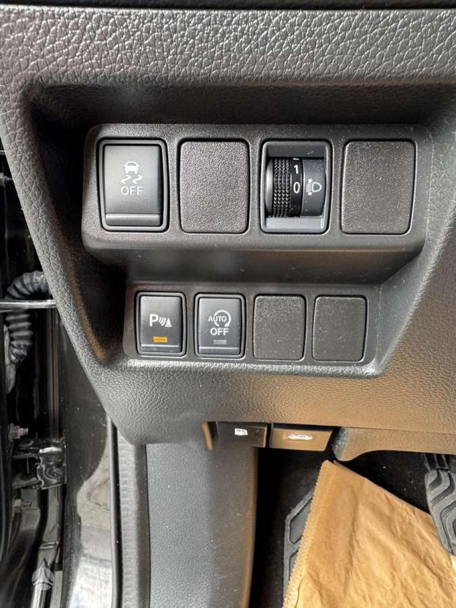 Black Nissan Qashqai 2014 in Telschi, with an engine capacity of 1.20 L and mileage of 242 thousand km for 7499 €, photo 39 on AUTOMOTO.COM.LV