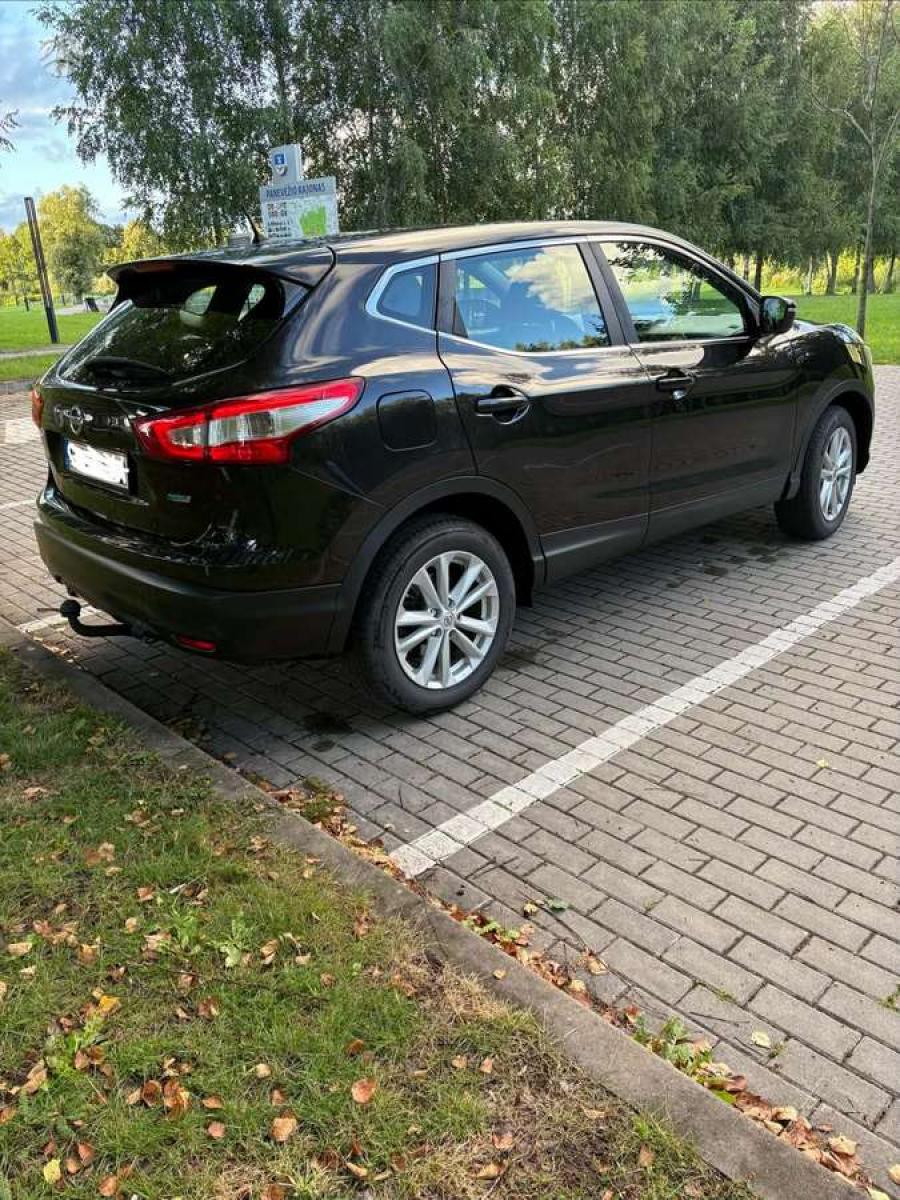 Black Nissan Qashqai 2014 in Panevezys, with an engine capacity of 1.46 L and mileage of 198 thousand km for 6600 €, photo 3 on AUTOMOTO.COM.LV