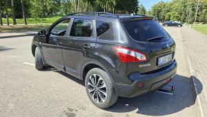 Black Nissan Qashqai 2014 in Salcininkai, with an engine capacity of 1.60 L and mileage of 231 thousand km for 5500 €, photo 3 on AUTOMOTO.COM.LV