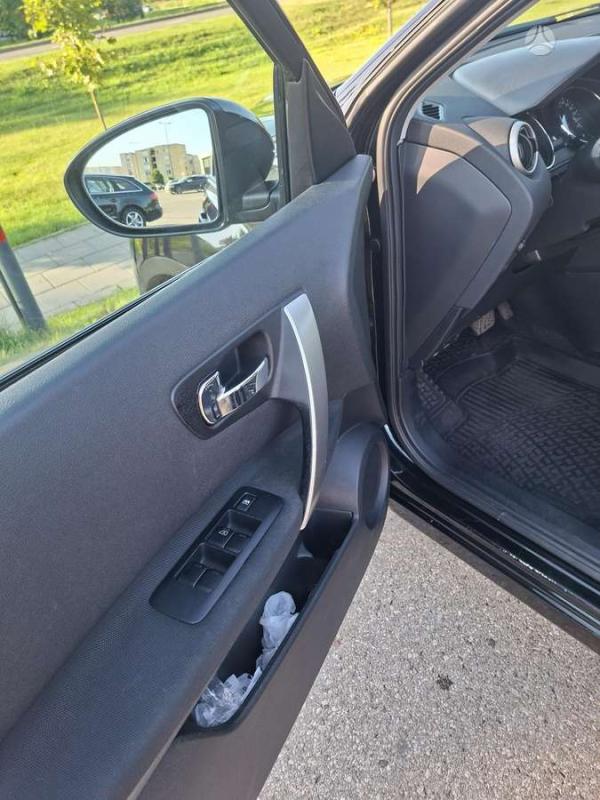 Black Nissan Qashqai 2014 in Utena, with an engine capacity of 2.00 L and mileage of 180 thousand km for 7500 €, photo 4 on AUTOMOTO.COM.LV