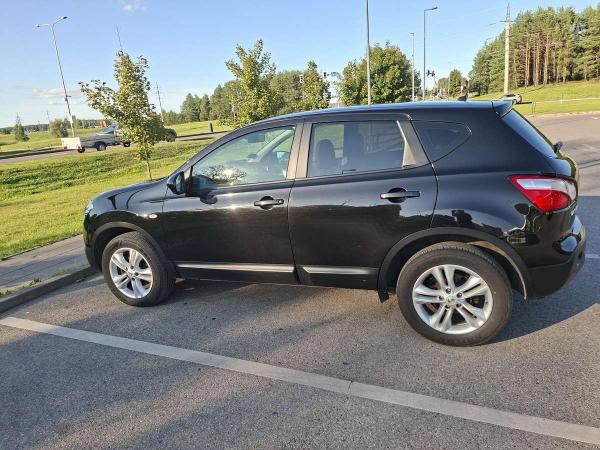 Black Nissan Qashqai 2014 in Utena, with an engine capacity of 2.00 L and mileage of 180 thousand km for 7500 €, photo 6 on AUTOMOTO.COM.LV