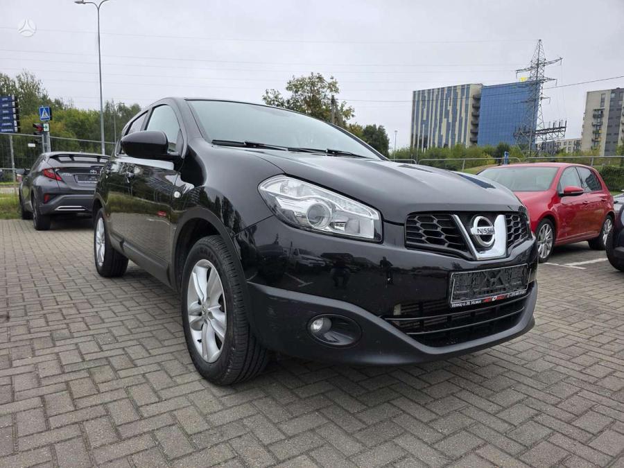 Black Nissan Qashqai 2014 in Vilnius, with an engine capacity of 2.00 L and mileage of 170 thousand km for 7500 €, photo 1 on AUTOMOTO.COM.LV
