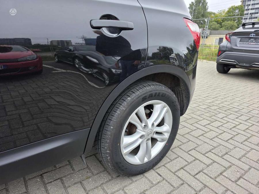 Black Nissan Qashqai 2014 in Vilnius, with an engine capacity of 2.00 L and mileage of 170 thousand km for 7500 €, photo 9 on AUTOMOTO.COM.LV
