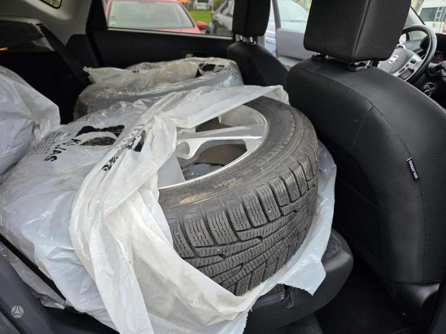Black Nissan Qashqai 2014 in Vilnius, with an engine capacity of 2.00 L and mileage of 170 thousand km for 7500 €, photo 12 on AUTOMOTO.COM.LV