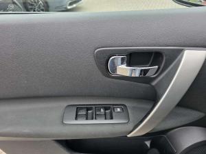 Black Nissan Qashqai 2014 in Vilnius, with an engine capacity of 2.00 L and mileage of 170 thousand km for 7500 €, photo 13 on AUTOMOTO.COM.LV