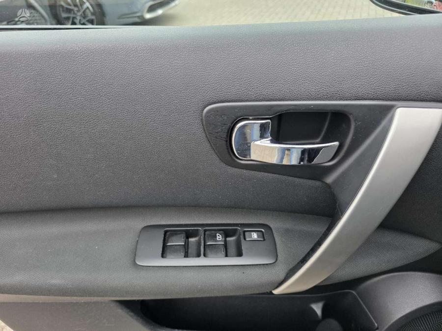 Black Nissan Qashqai 2014 in Vilnius, with an engine capacity of 2.00 L and mileage of 170 thousand km for 7500 €, photo 13 on AUTOMOTO.COM.LV