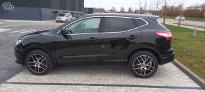 Black Nissan Qashqai 2015 in Siauliai, with an engine capacity of 1.50 L and mileage of 240 thousand km for 8950 €, photo 3 on AUTOMOTO.COM.LV