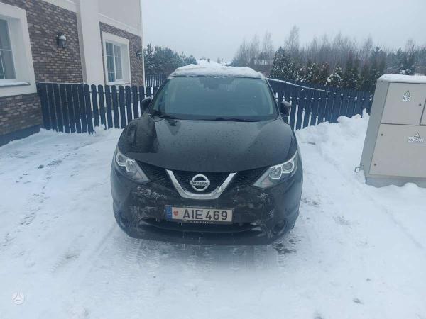 Black Nissan Qashqai 2015 in Vilnius, with an engine capacity of 1.60 L and mileage of 300 thousand km for 6700 €, photo 3 on AUTOMOTO.COM.LV