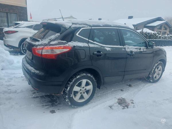 Black Nissan Qashqai 2015 in Vilnius, with an engine capacity of 1.60 L and mileage of 300 thousand km for 6700 €, photo 4 on AUTOMOTO.COM.LV