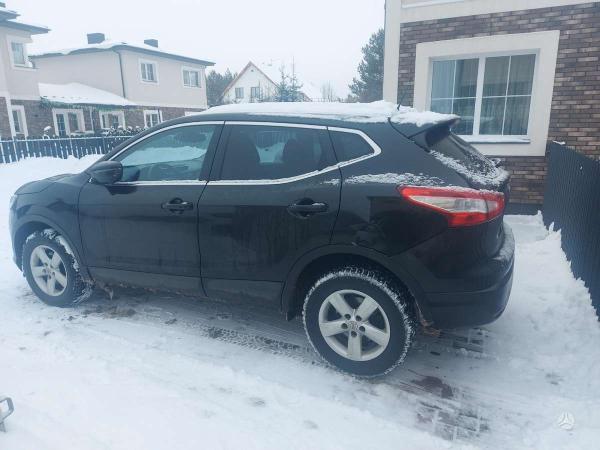 Black Nissan Qashqai 2015 in Vilnius, with an engine capacity of 1.60 L and mileage of 300 thousand km for 6700 €, photo 5 on AUTOMOTO.COM.LV